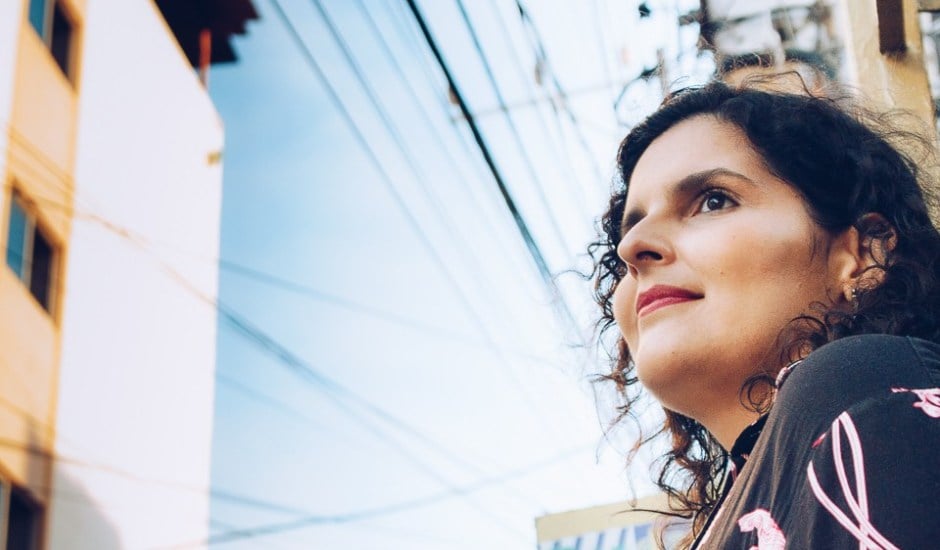 Marina Rabelo transforma em versos a poeira tempo rememorando a avó e ...