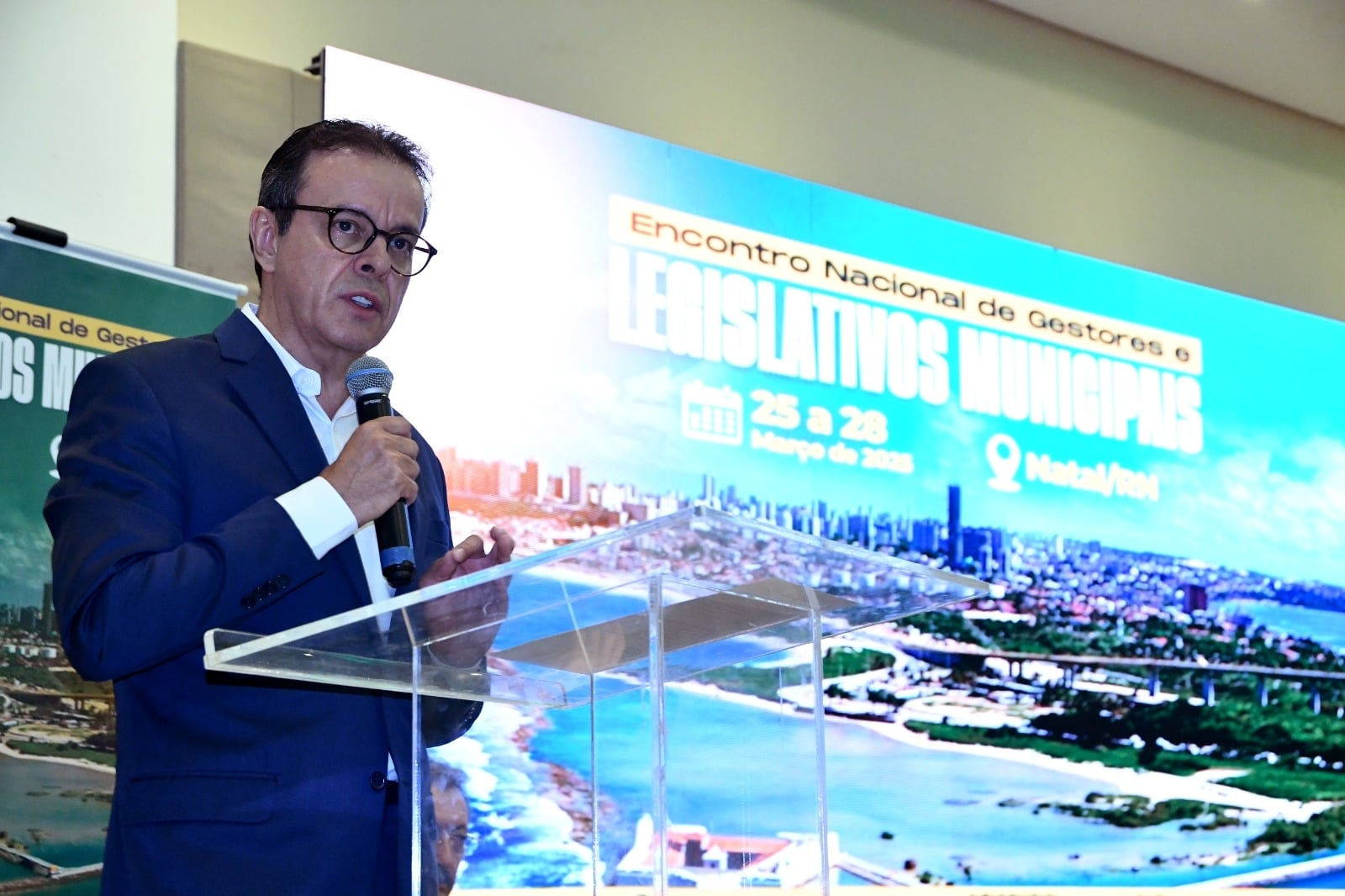 Prefeito de Natal faz mudanças e irmão deixa secretaria